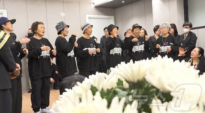 Elderly Rappers Recreate Iconic "Sunny" Scene, Perform Hip-hop at ...