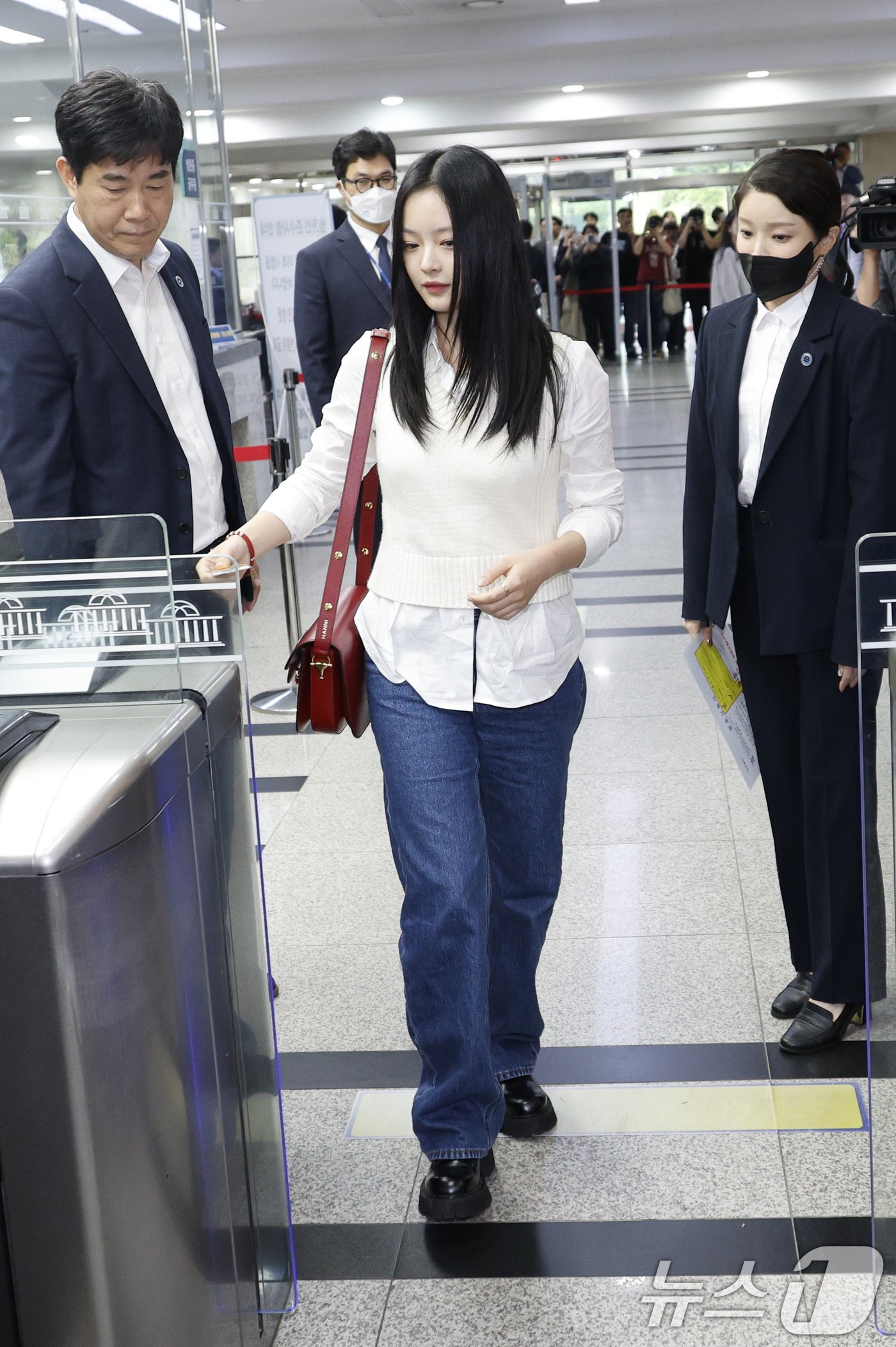 NewJeans Hanni’s 10 Million Won National Assembly Fashion Amid “HYBE ...