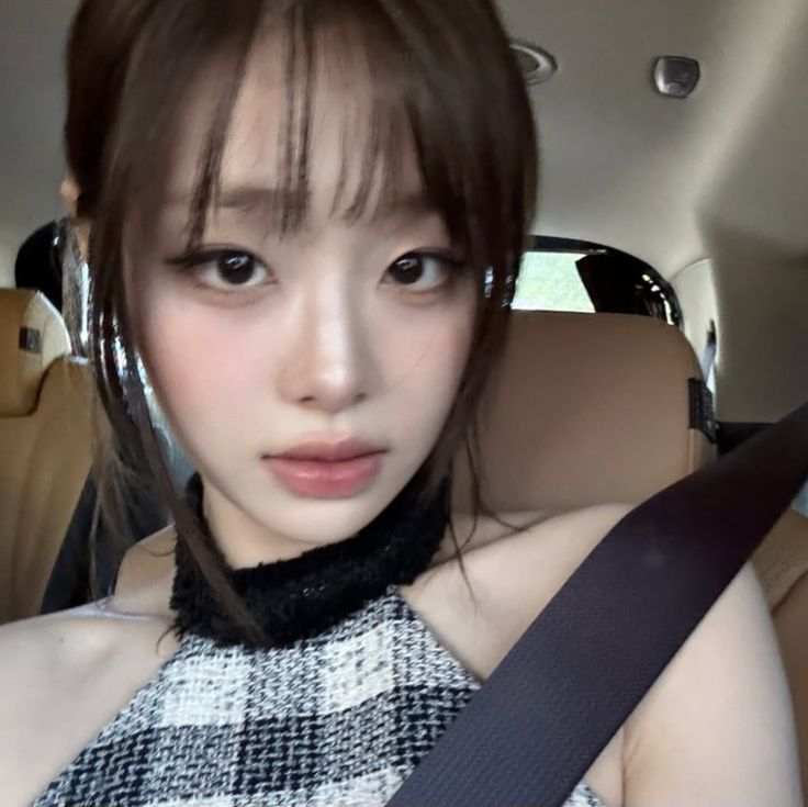 Viral Post on Ex-LOONA's Chuu Shakes Up Idol Beauty Standards: “Do ...